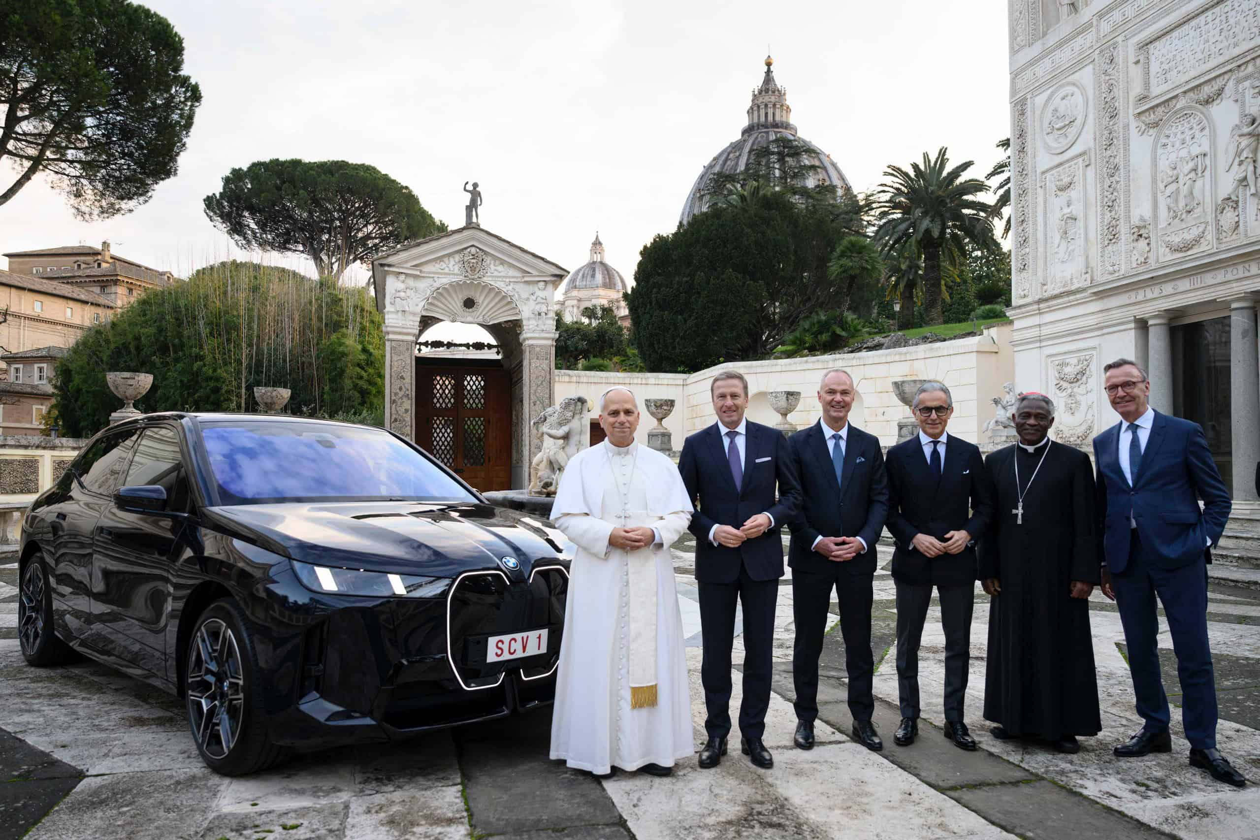 Le pape ajoute une BMW à sa collection - CanadaMotorJobs.com