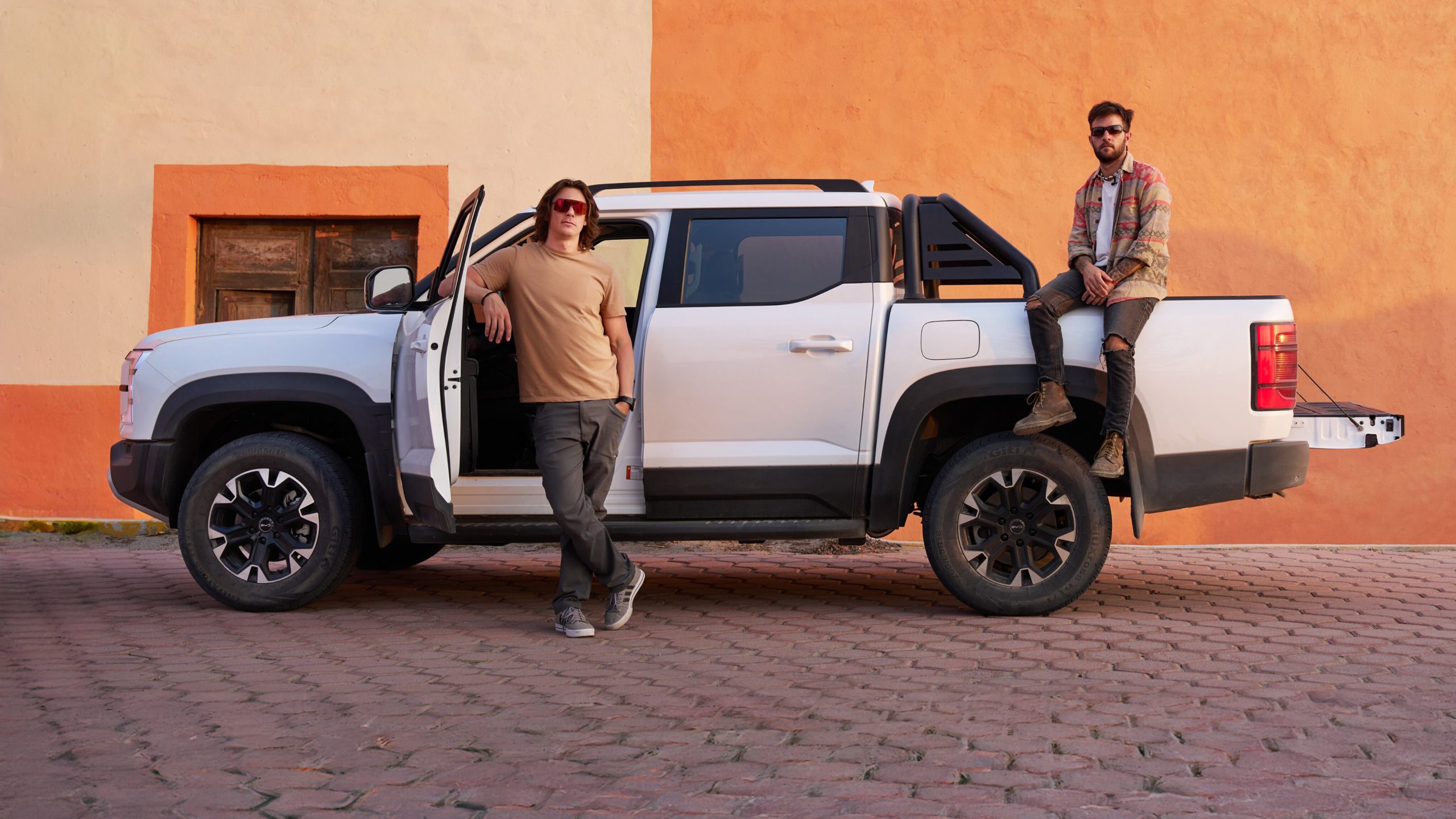 BYD dévoile les premières images officielles du pickup Shark ...